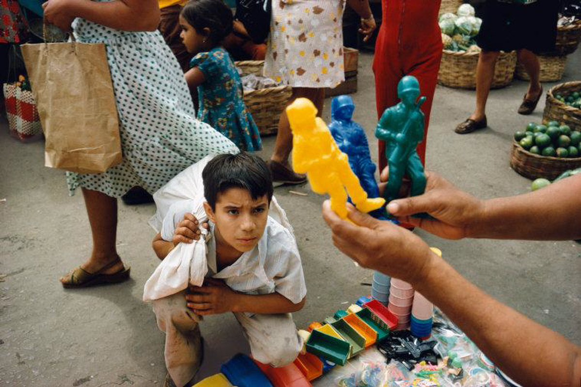 Javno vodstvo po razstavi Susan Meiselas: Mediacije • MGML